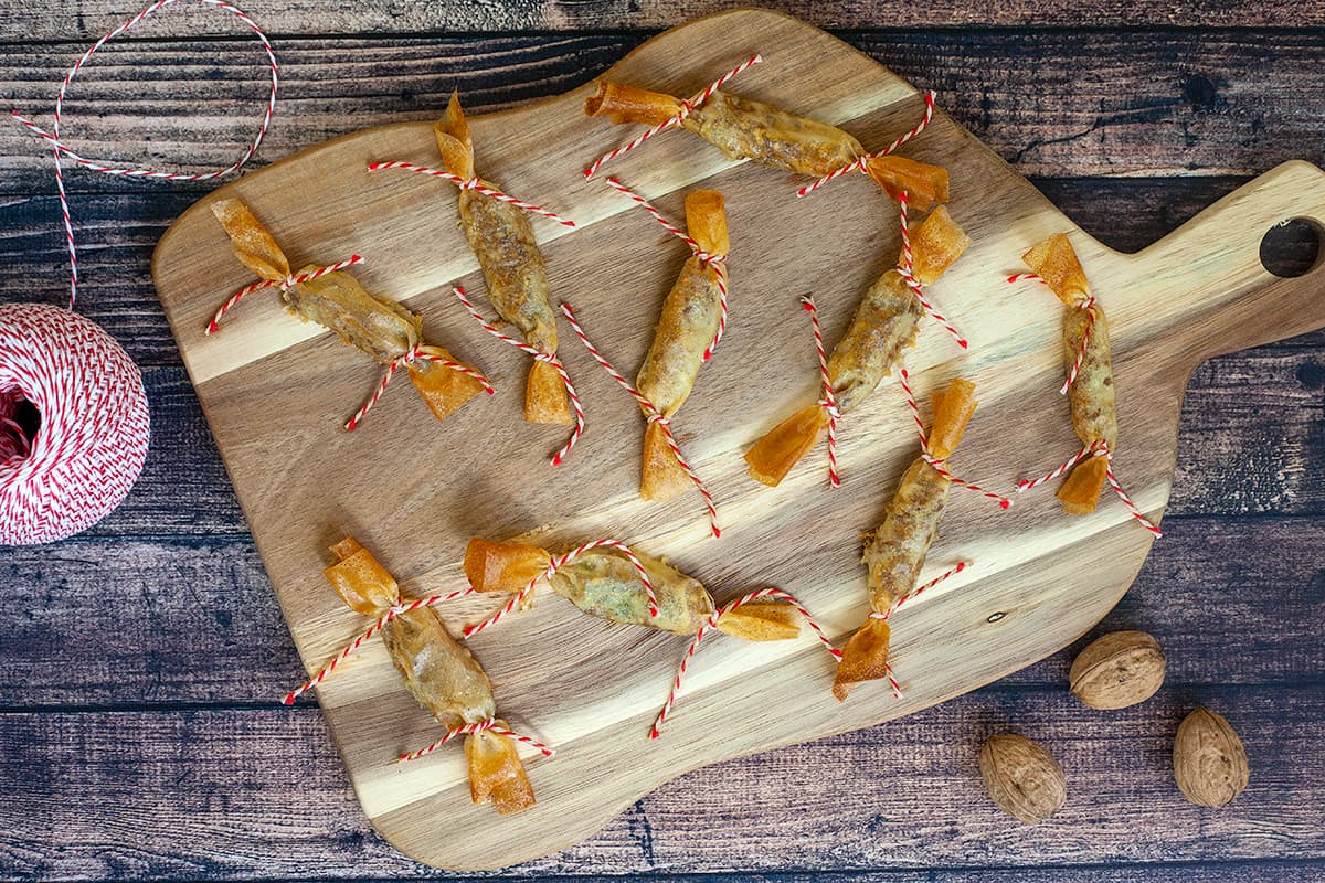 Filodeeg bonbons met kaas en walnoten