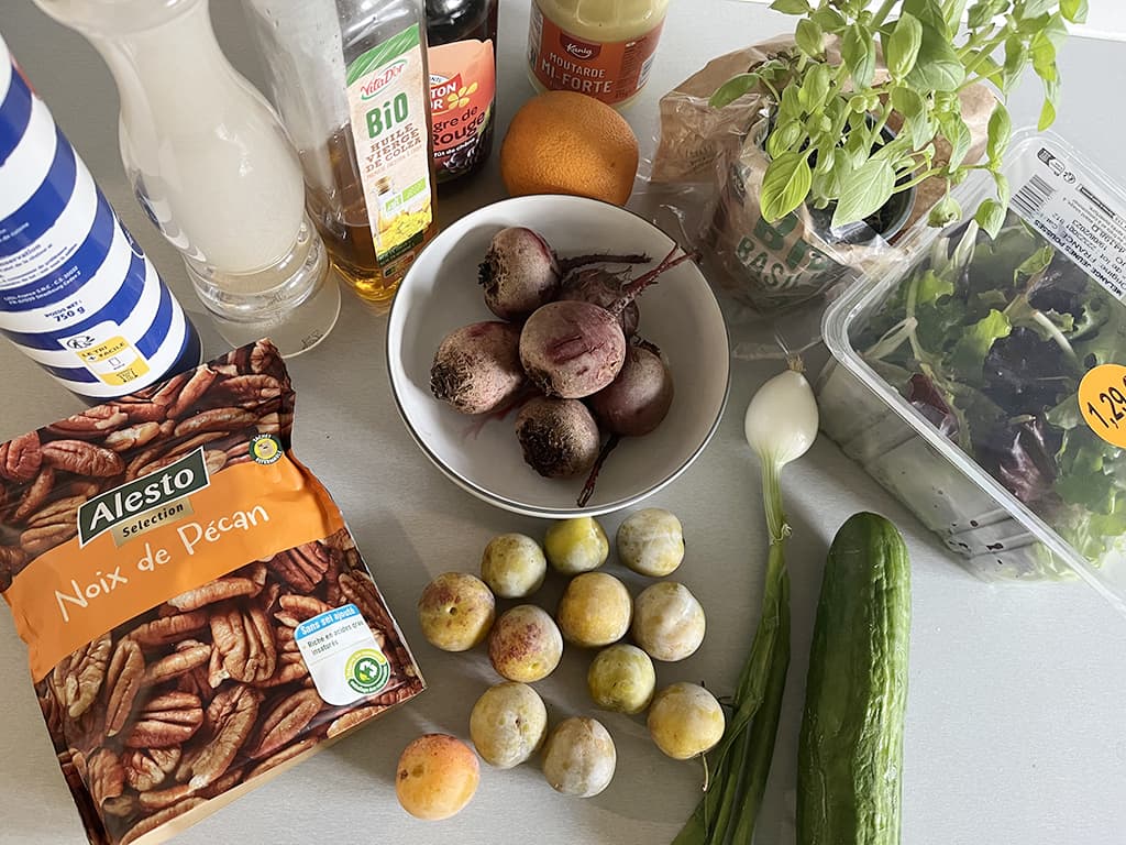 Rode bieten salade met pruimen