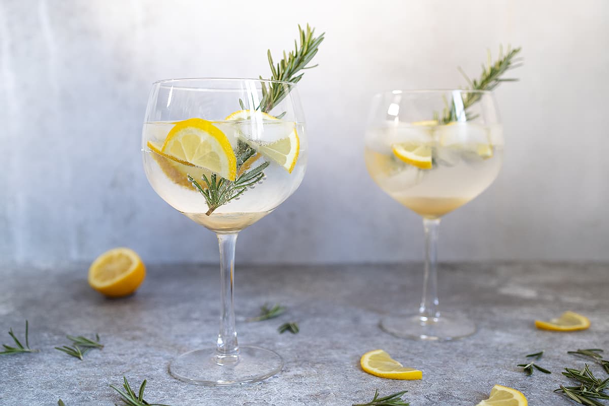 Gin tonic met rozemarijn - een frisse cocktail met citroen en rozemarijn