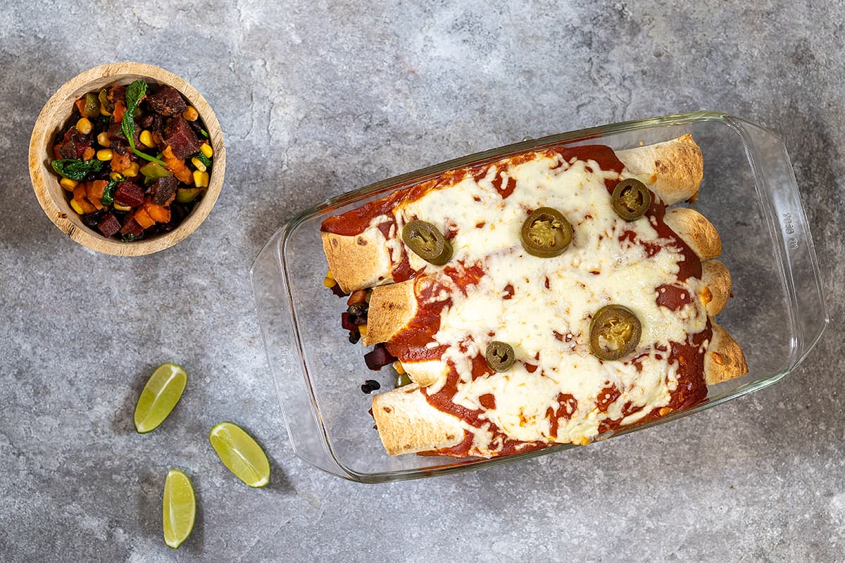 Vegetarische enchiladas met zwarte bonen