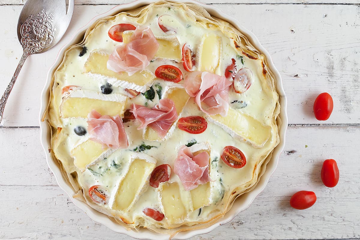 Hartige taart met brickdeeg, kwark en spinazie