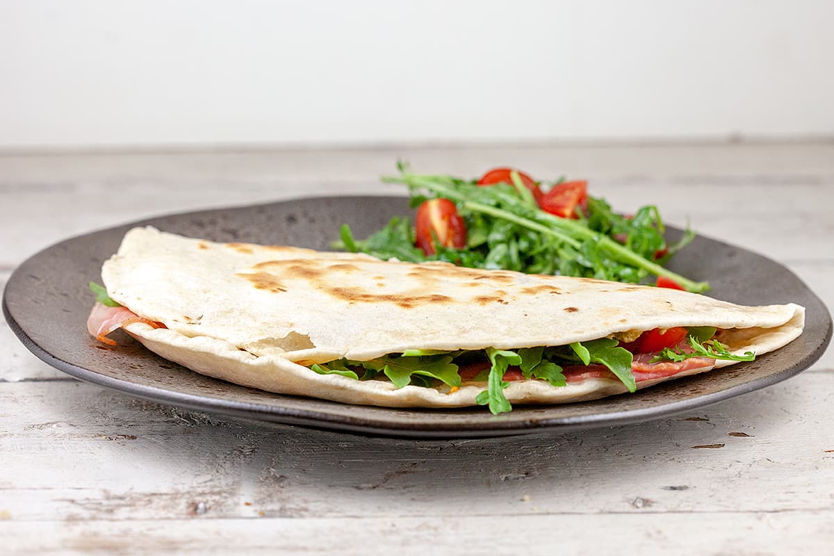 Piadina met rauwe ham en mozzarella